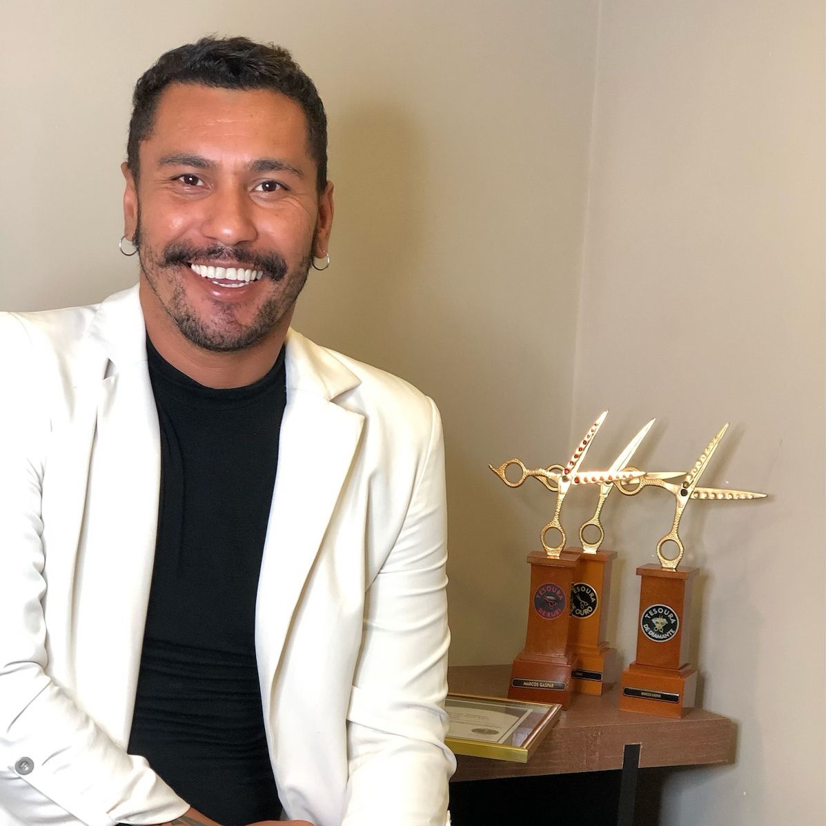 Marcos Gaspar comemorando sete anos em São Paulo, celebra suas ...